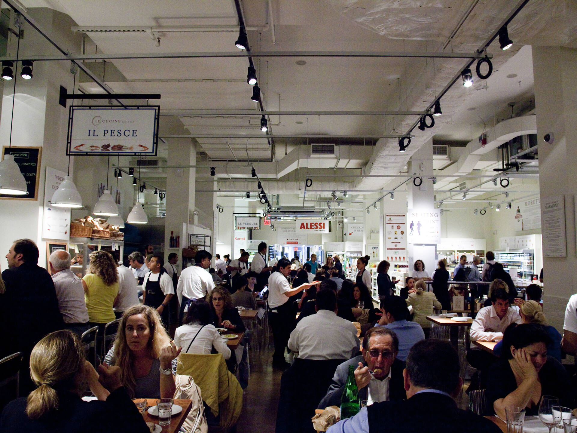 Best Tourist Trap Restaurants In Nyc That Are Worth The Hype
