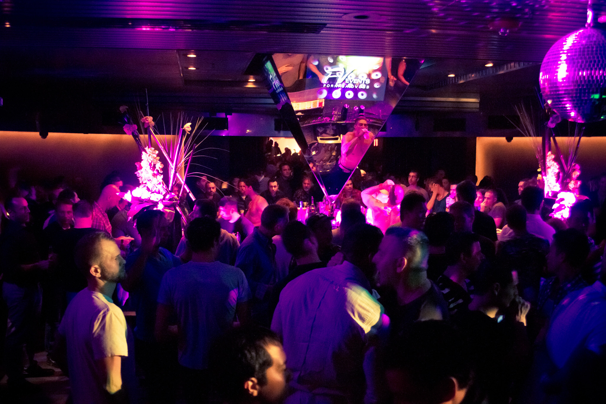 XL | Bars in Hell's Kitchen, New York