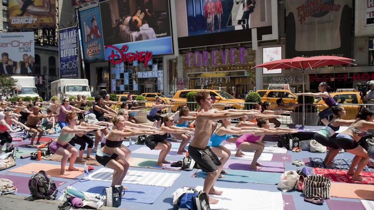 Solstice in Times Square 2012: Free yoga (SLIDE SHOW)