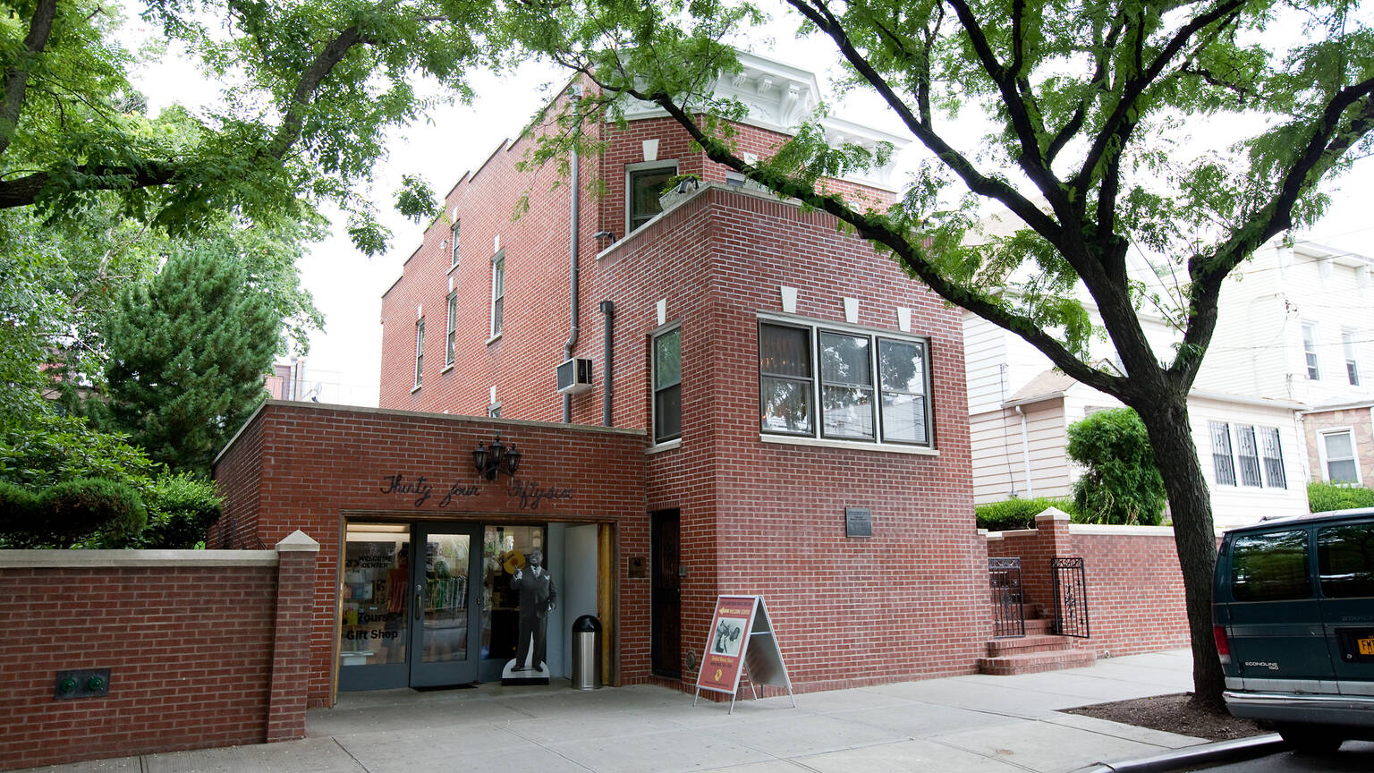 Celebrity homes and famous residences around New York City (SLIDE SHOW)