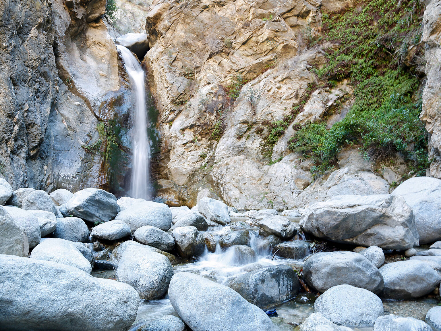 5 Best Waterfall Hikes in Los Angeles for a Refreshing Trek