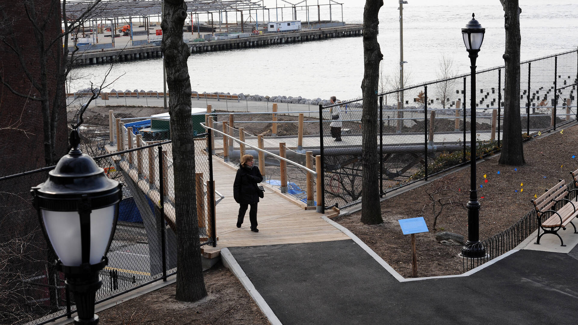 The Squibb Park Bridge winds a new path to Brooklyn Bridge Park (slide ...