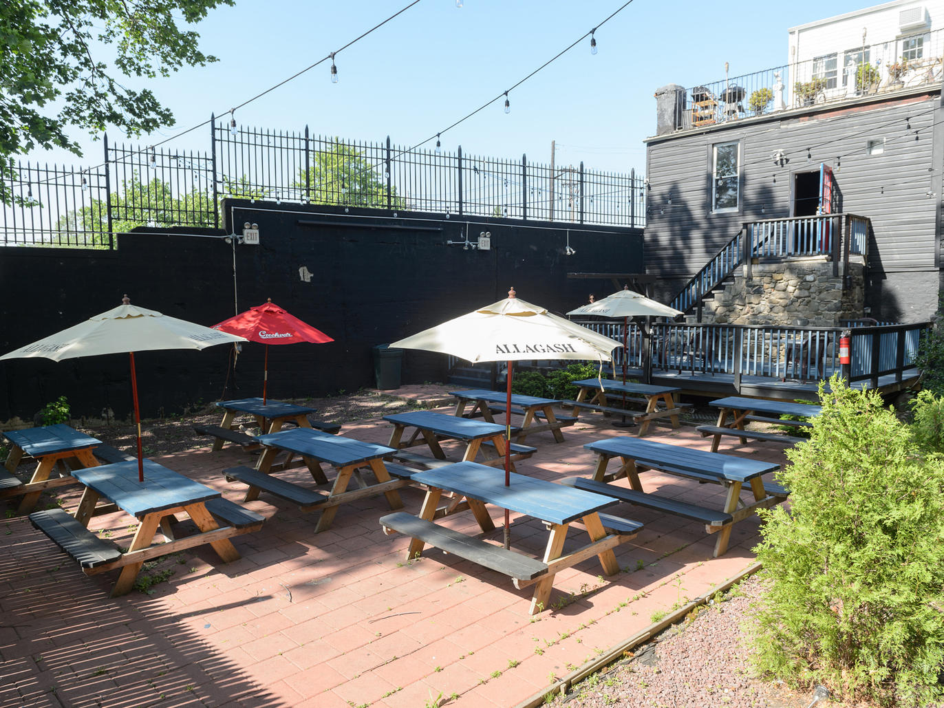 Outdoor bars where you can find a seat
