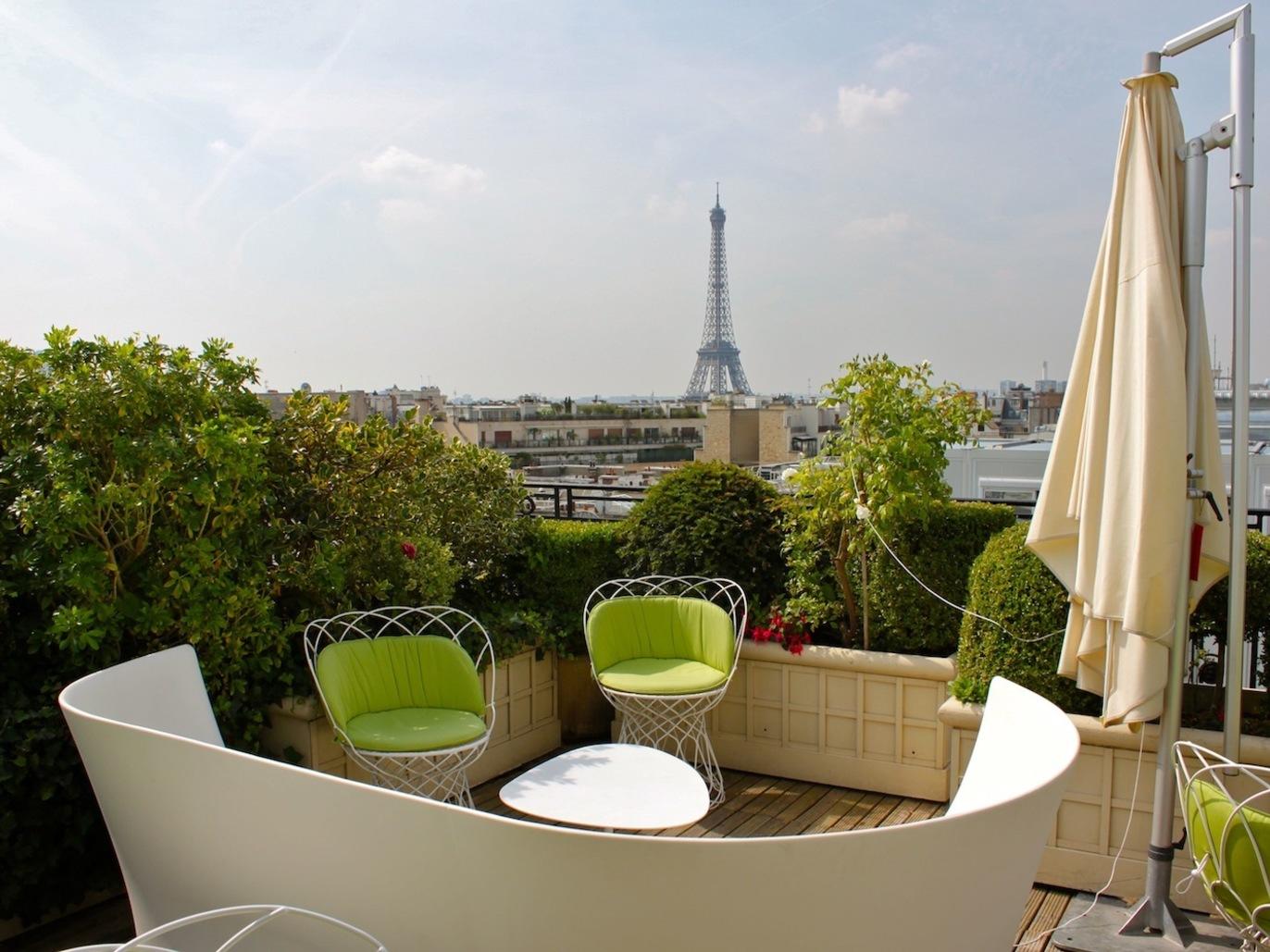 12 Best Rooftop Bars in Paris for Drinks with a View