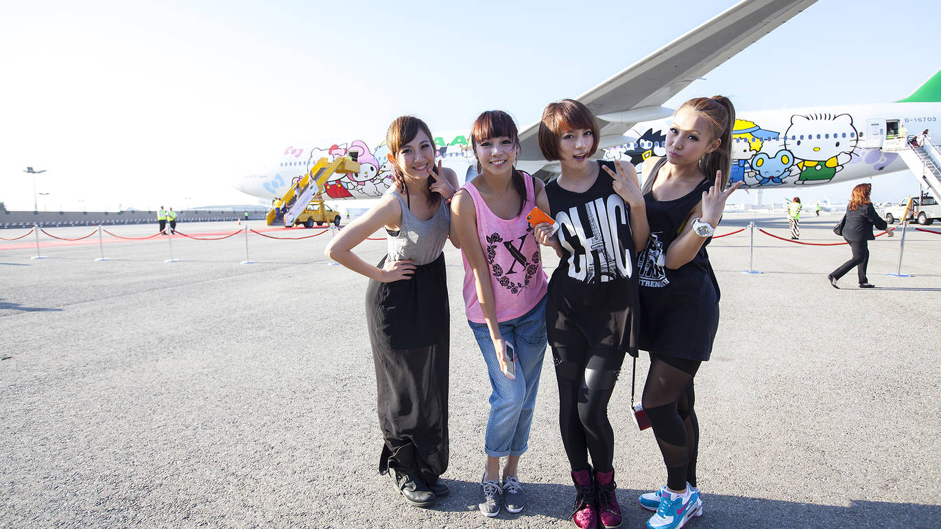 Hello Kitty jet is made of cute (slide show)