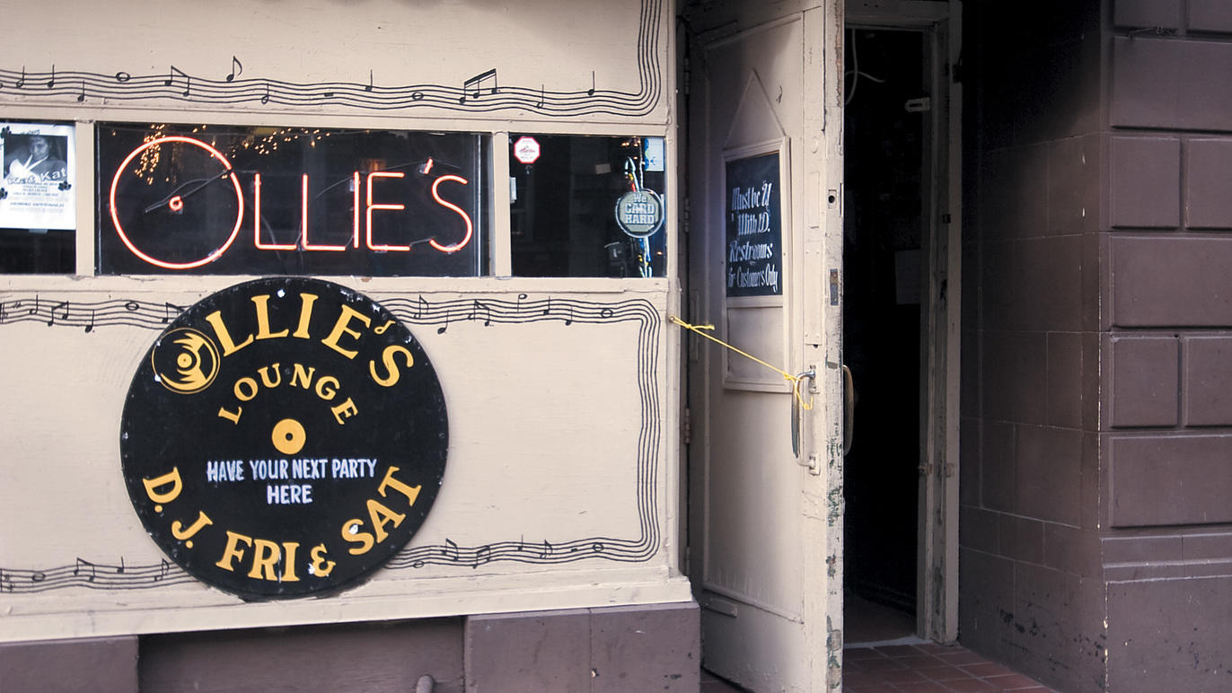 A guide to the best bars in Edgewater for cocktails and beer