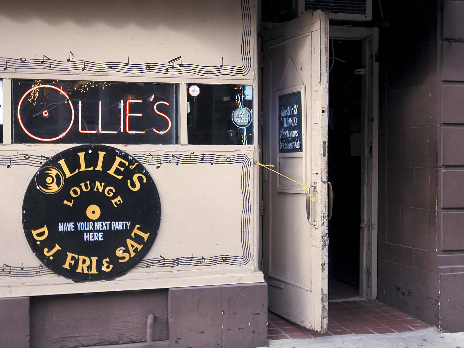 A guide to the best bars in Edgewater for cocktails and beer