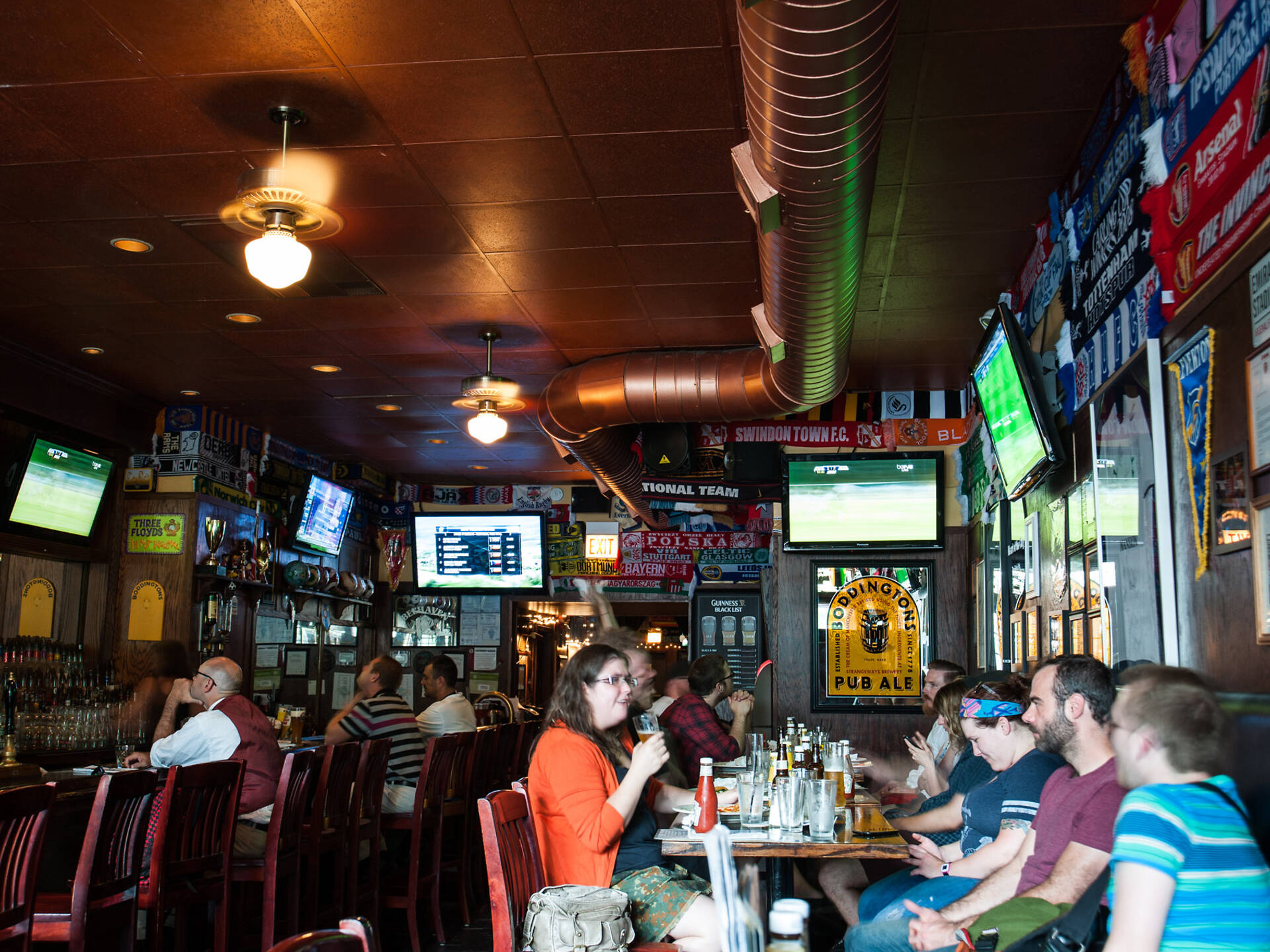 15 Best Chicago Sports Bars for Game Day Food and Drinks