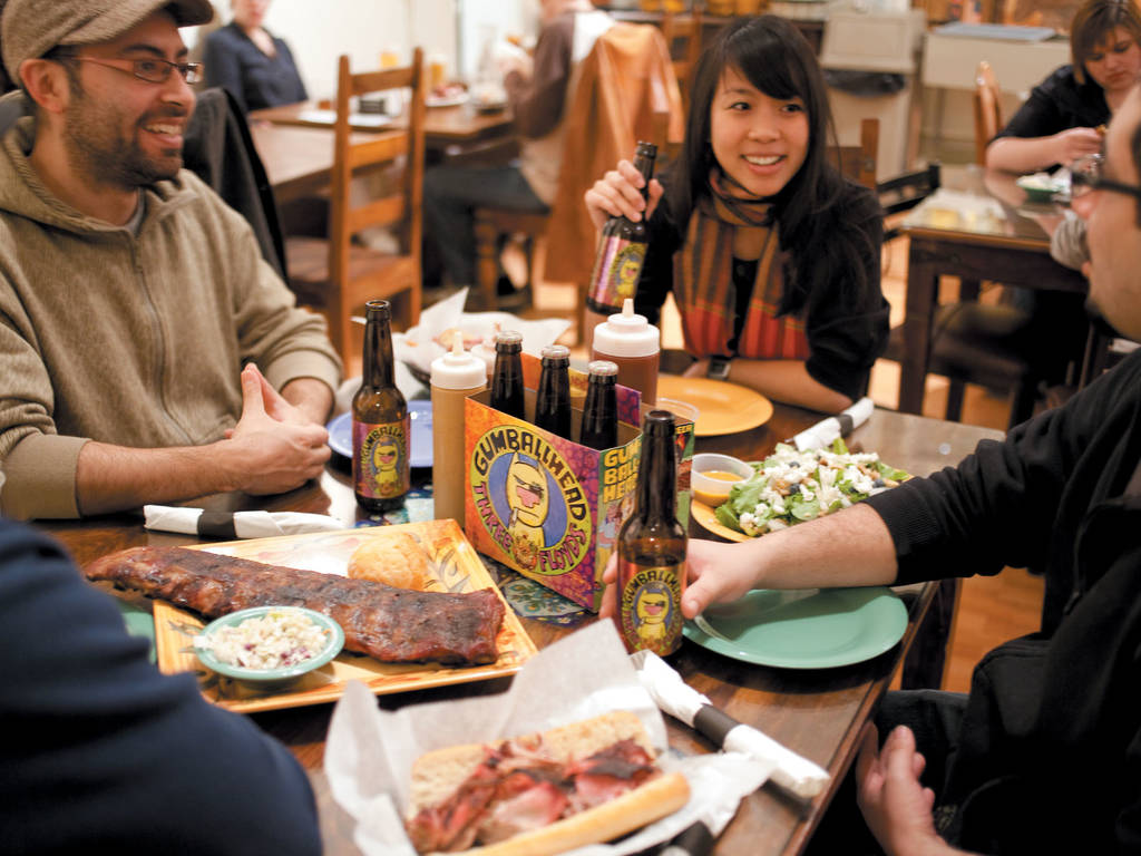 Best country bars in Chicago for beer, music and BBQ