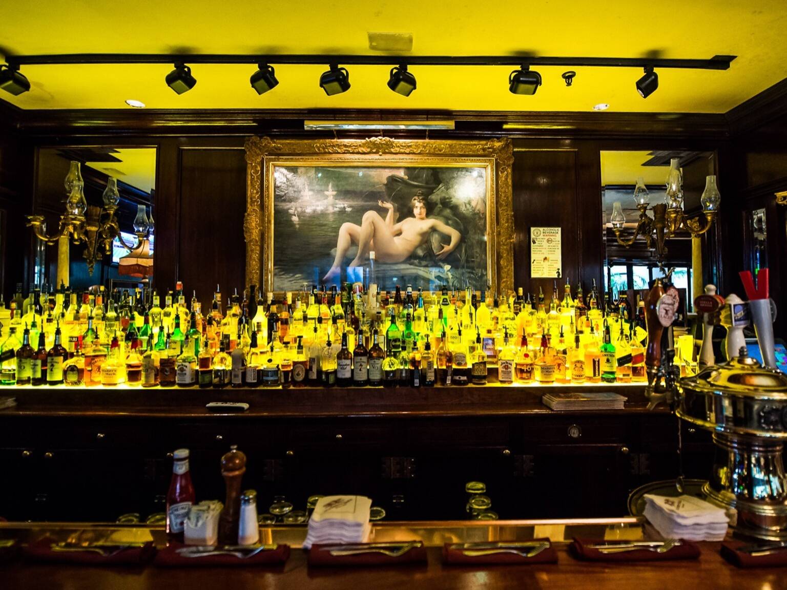 18 Best Bars in DC | Cocktails, Rooftop Bars and More