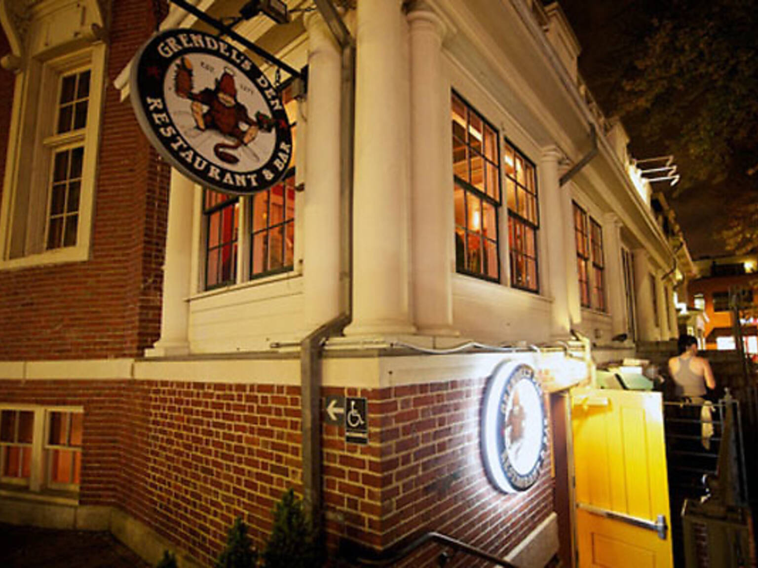 Best College Bars in Boston: Young Crowds, Cheap Drinks