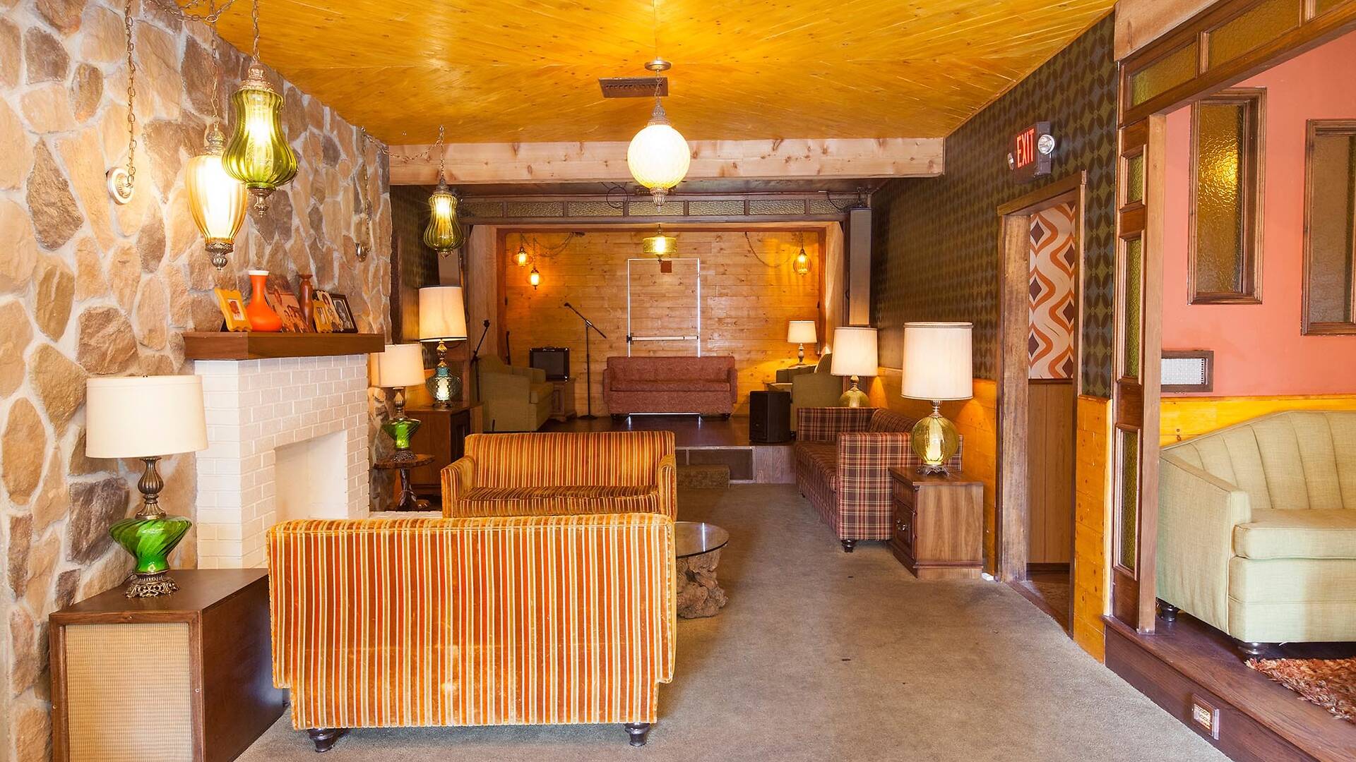 Good Times at Davey Wayne's | Bars in Hollywood, Los Angeles