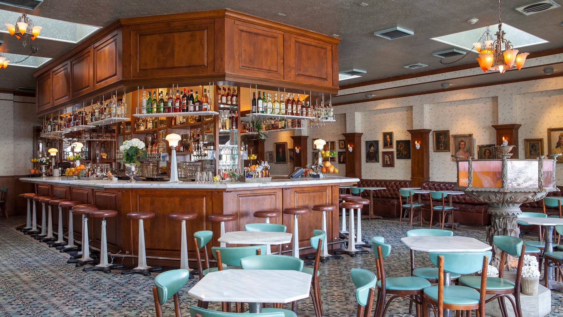20 Best Singles Bars in Los Angeles To Meet, Hook Up and Date