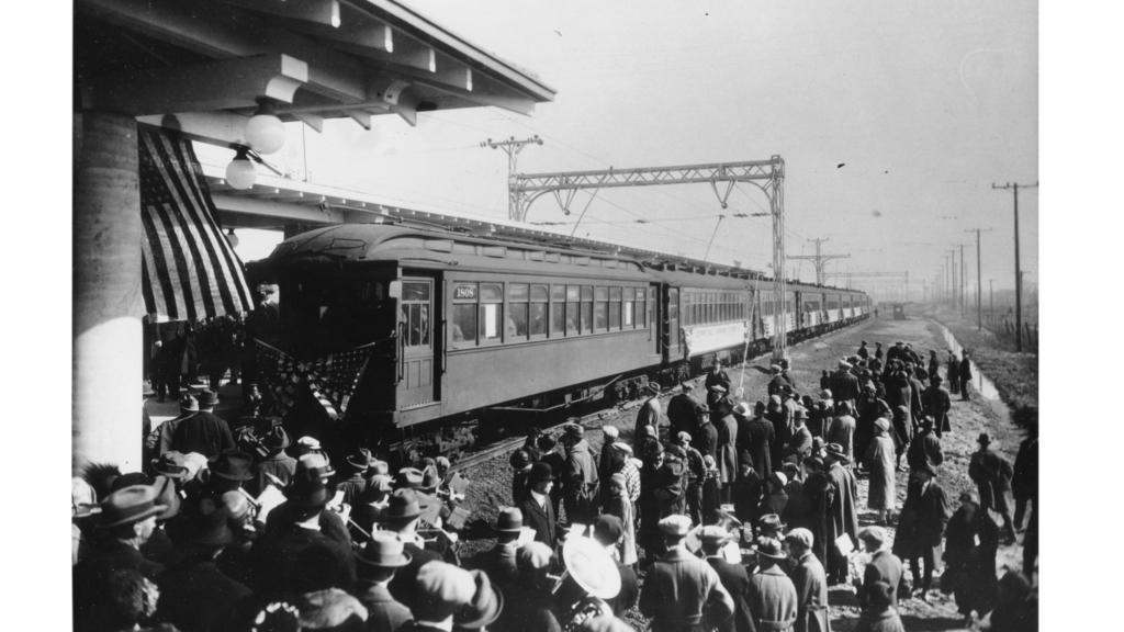 Vintage photographs of Chicago "L" trains and buses - slideshow