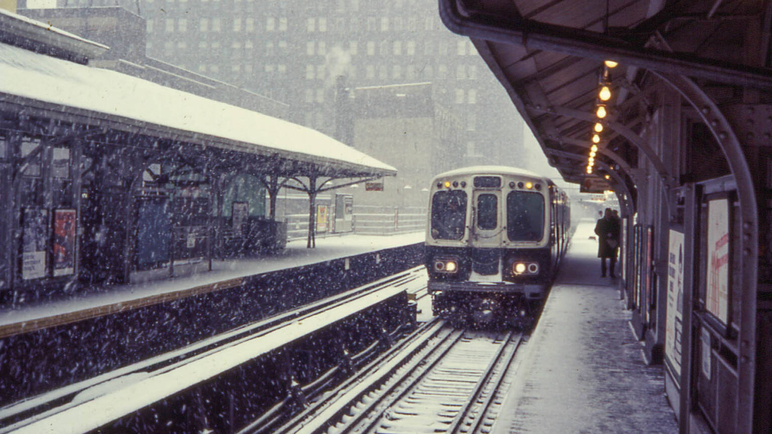 Vintage photographs of Chicago "L" trains and buses - slideshow