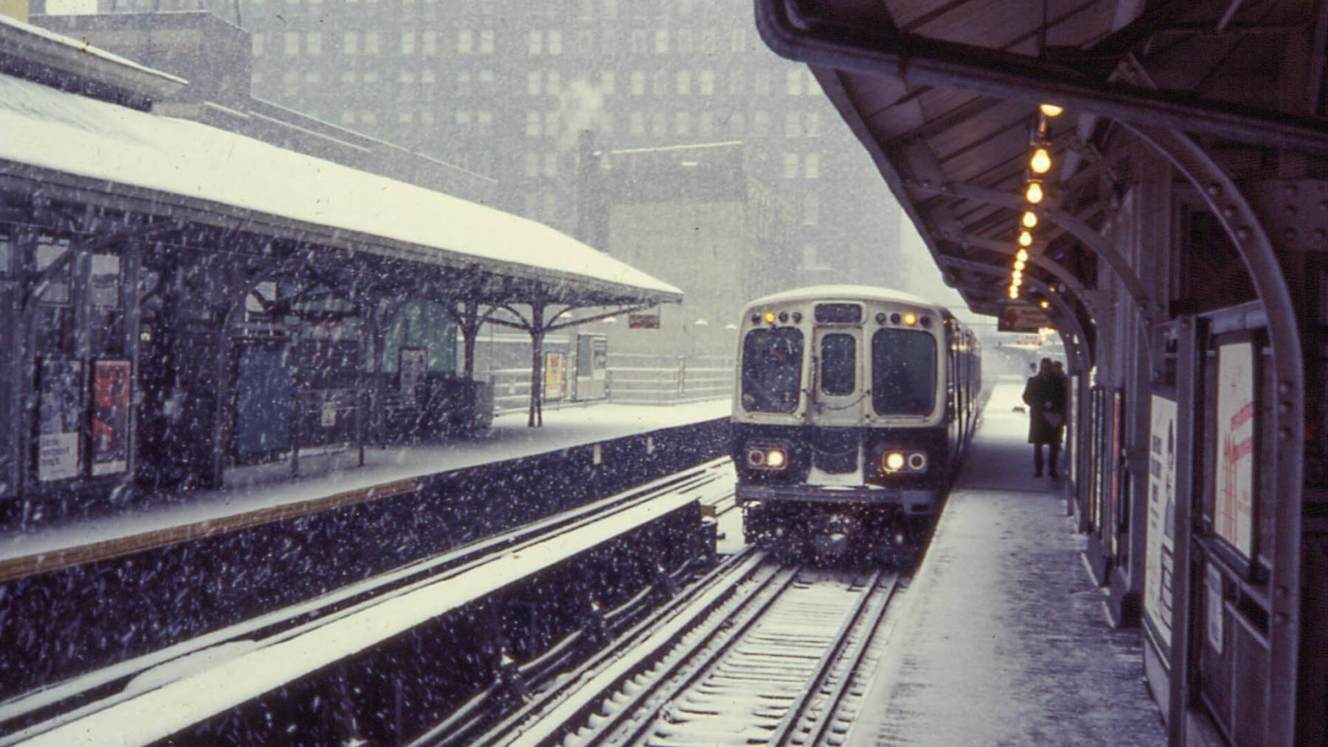 Vintage photographs of Chicago "L" trains and buses - slideshow