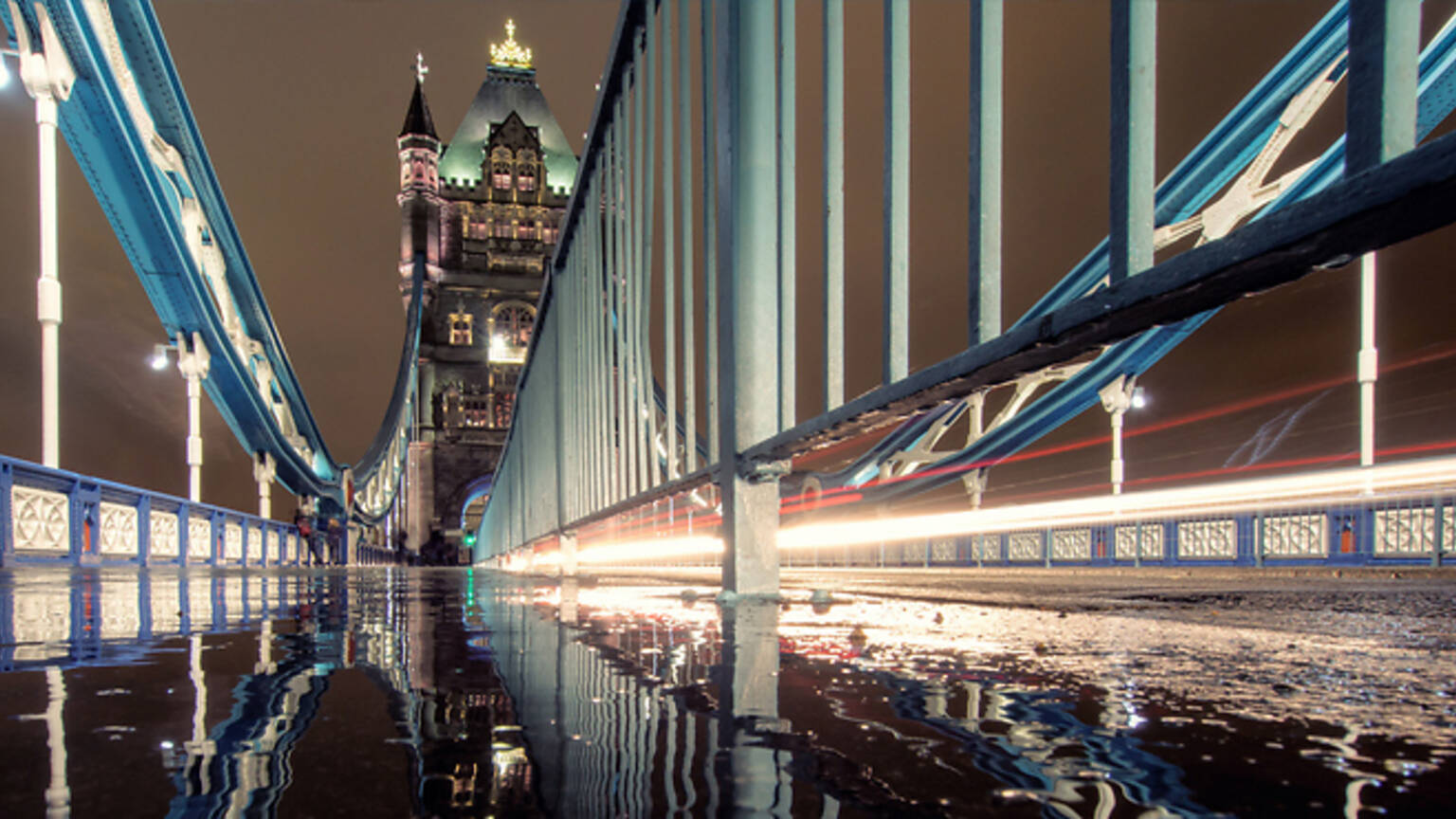 42 glittering photos of London in the rain