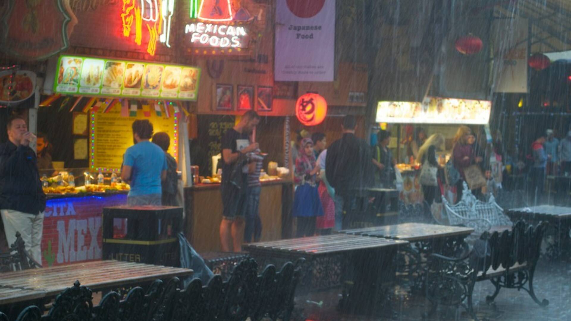 42 glittering photos of London in the rain