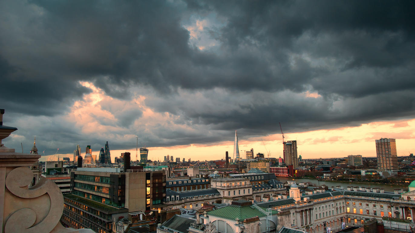42 glittering photos of London in the rain