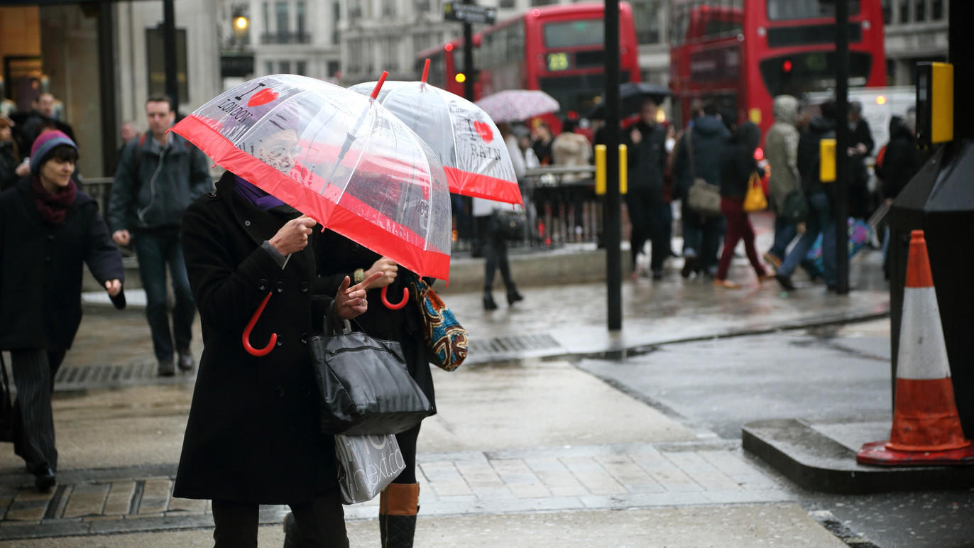 42 glittering photos of London in the rain
