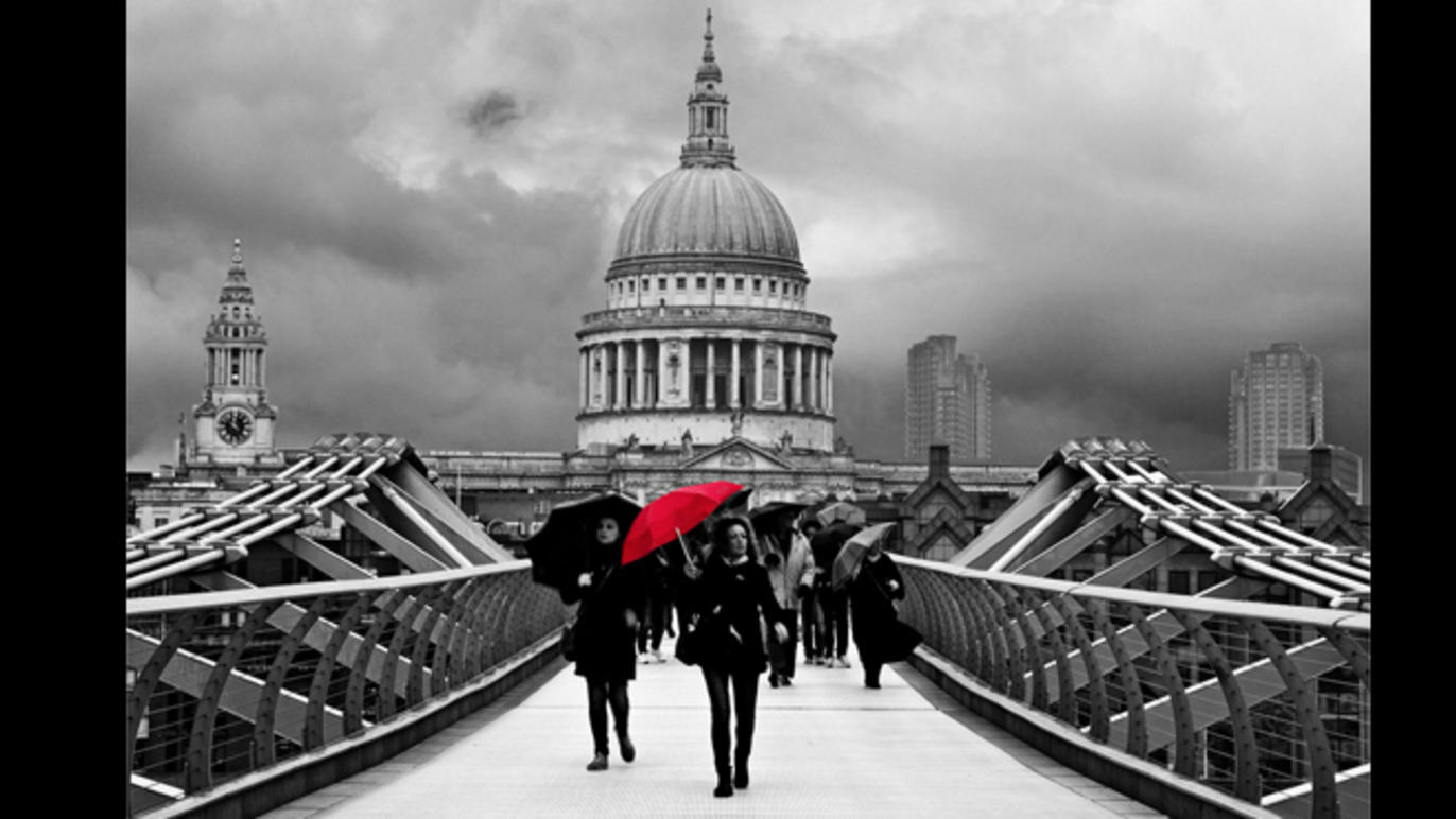 42 glittering photos of London in the rain