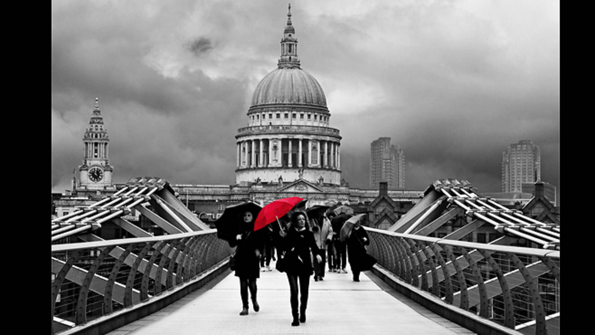 42 glittering photos of London in the rain