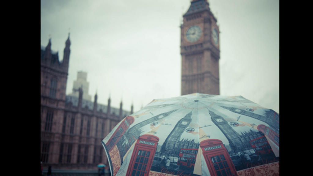 42 glittering photos of London in the rain