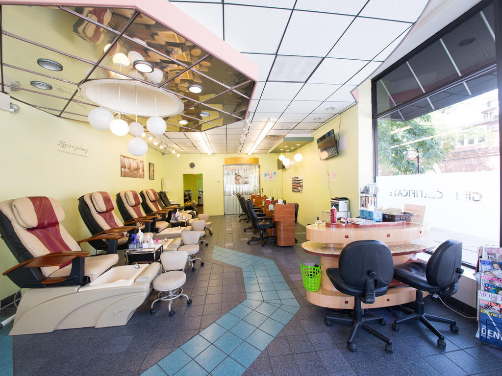 Nail salons in Chicago for manicures, pedicures and nail art
