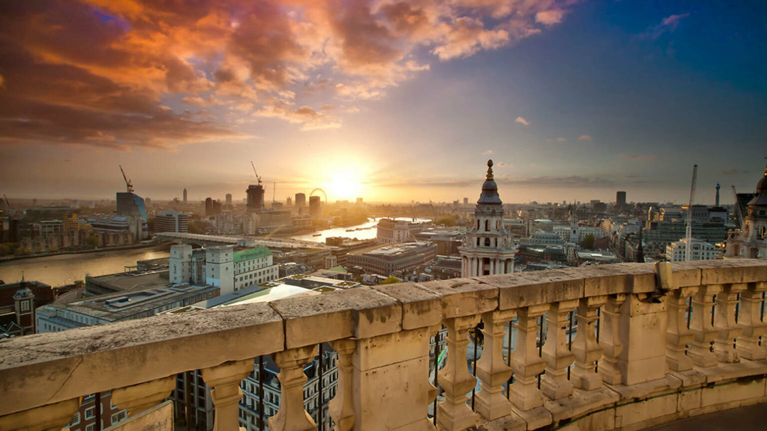 43 evocative photos of London from John Esslinger