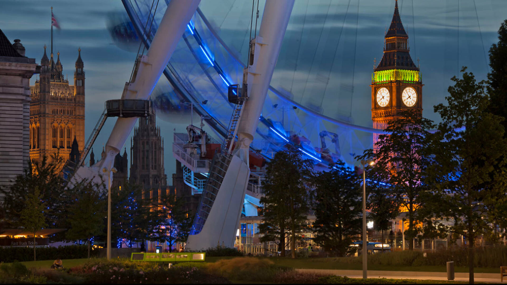 43 evocative photos of London from John Esslinger