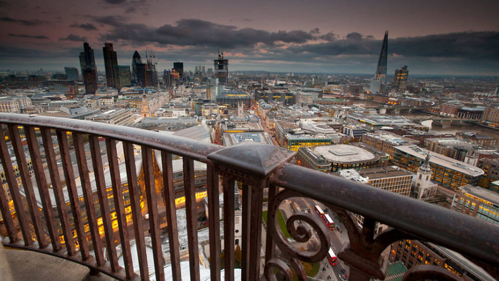 43 evocative photos of London from John Esslinger
