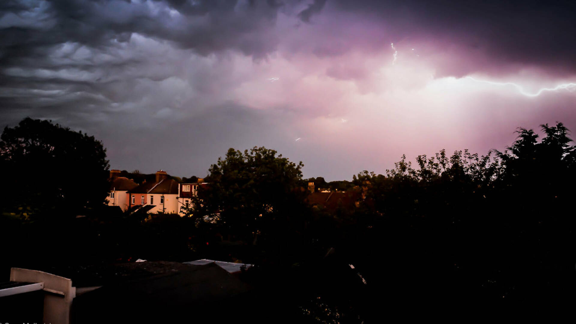 25 moody photos of stormy London