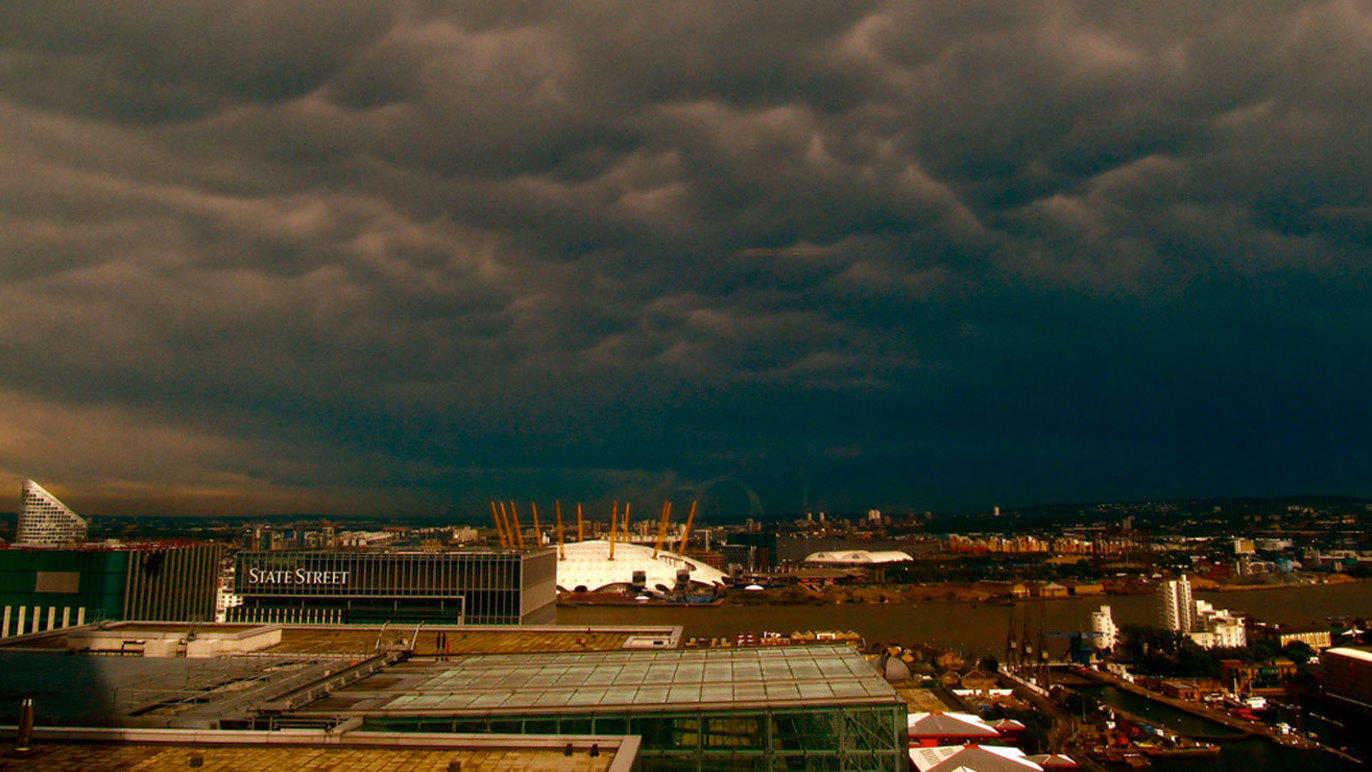 25 moody photos of stormy London