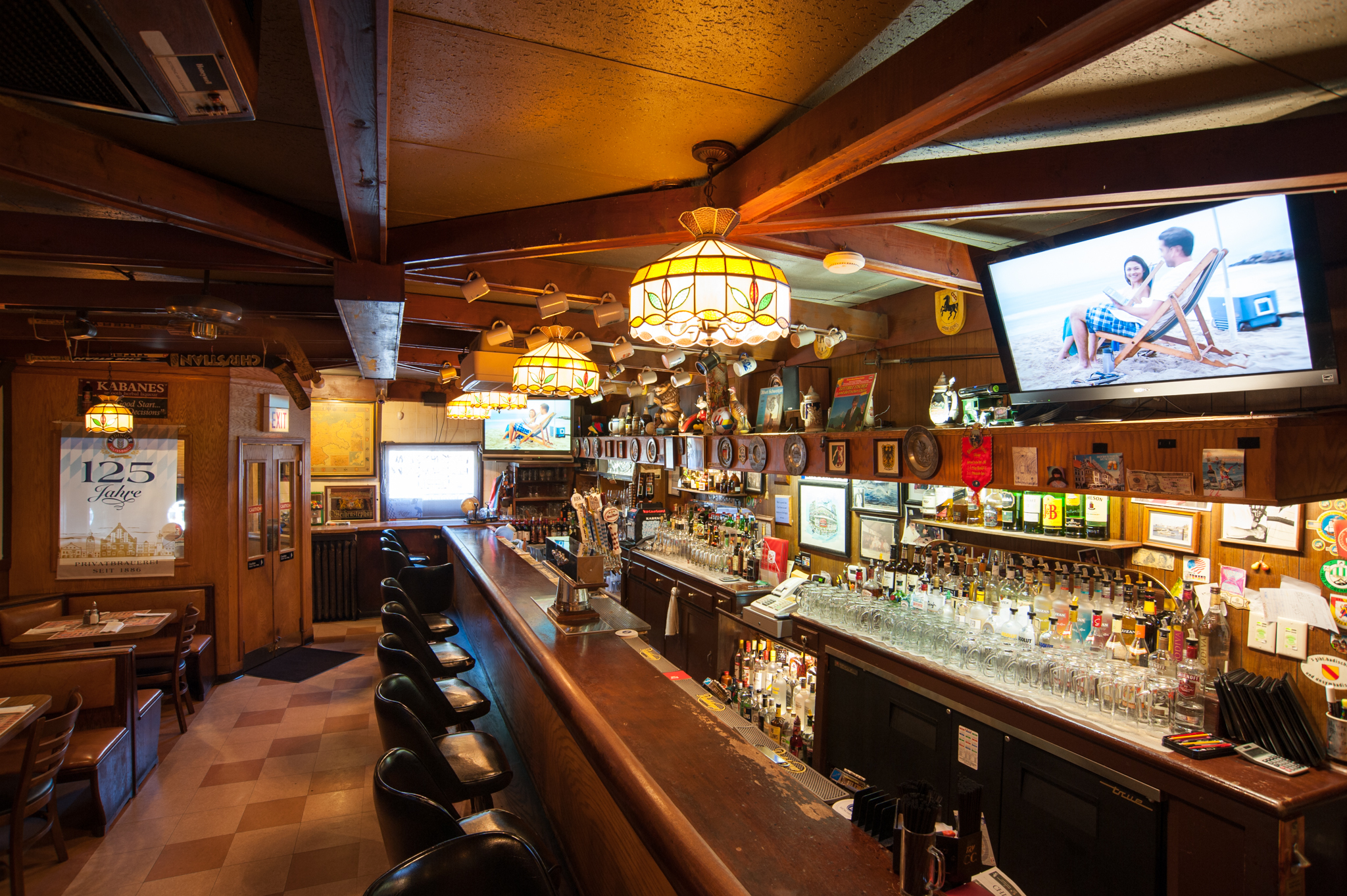 Laschet’s Inn | Restaurants in North Center, Chicago