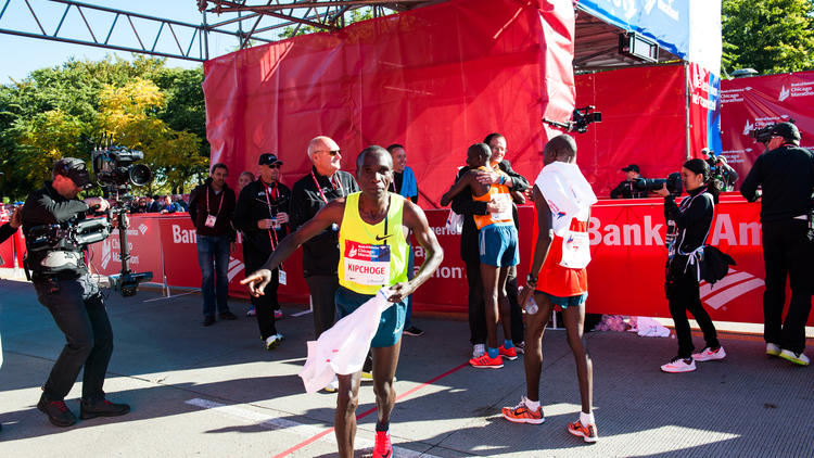 Chicago Marathon 2014 elite runners cross the finish line