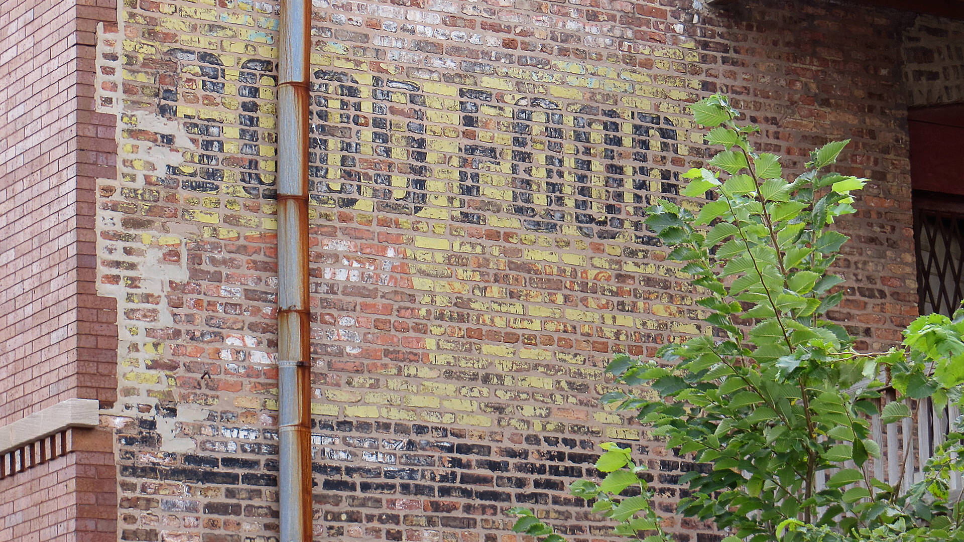 Ghost signs in Chicago: advertisements from the past