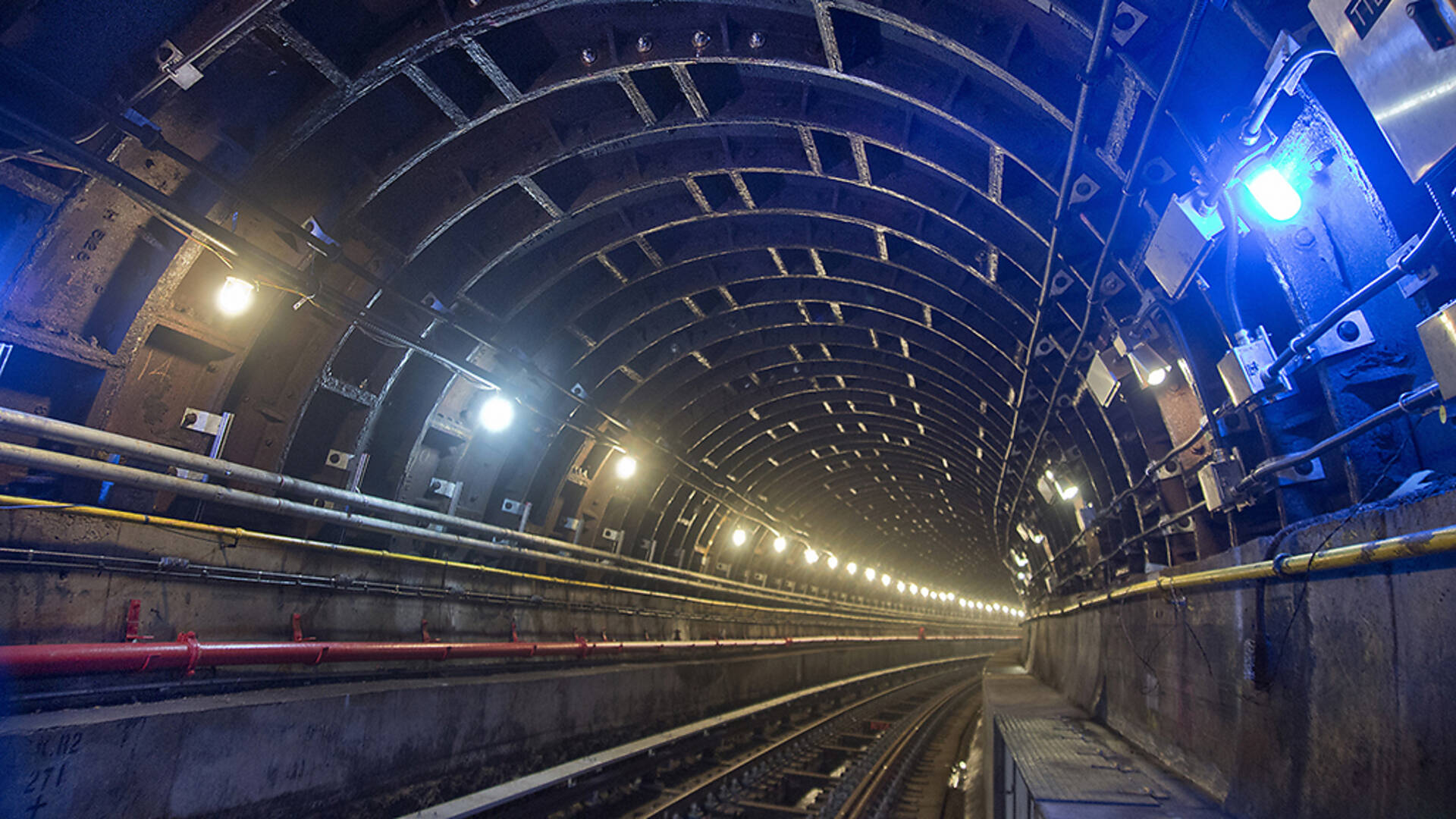 21 eerie photos of the empty NYC subway