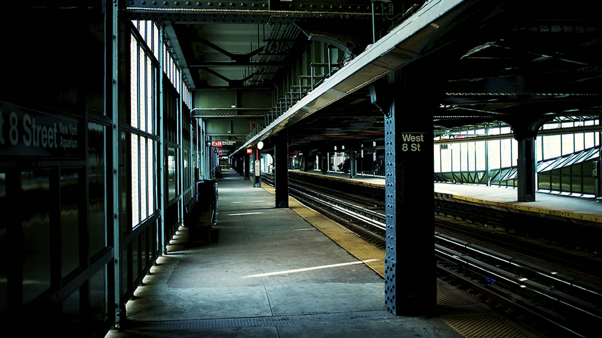 21 eerie photos of the empty NYC subway