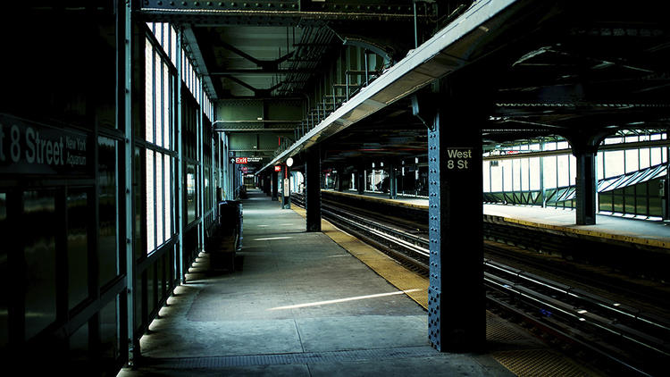 21 eerie photos of the empty NYC subway