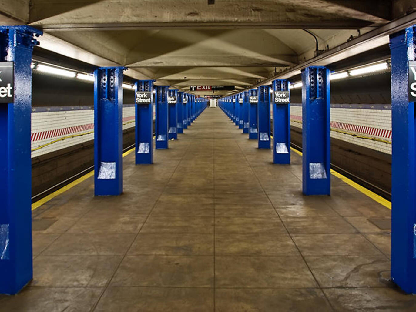 21 eerie photos of the empty NYC subway