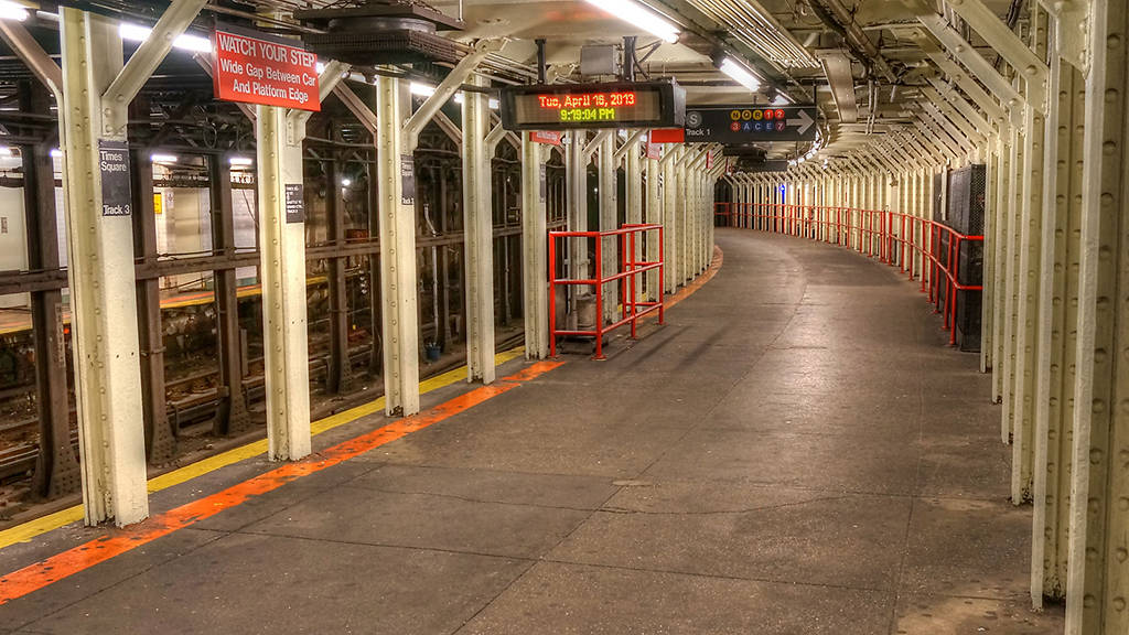 21 eerie photos of the empty NYC subway