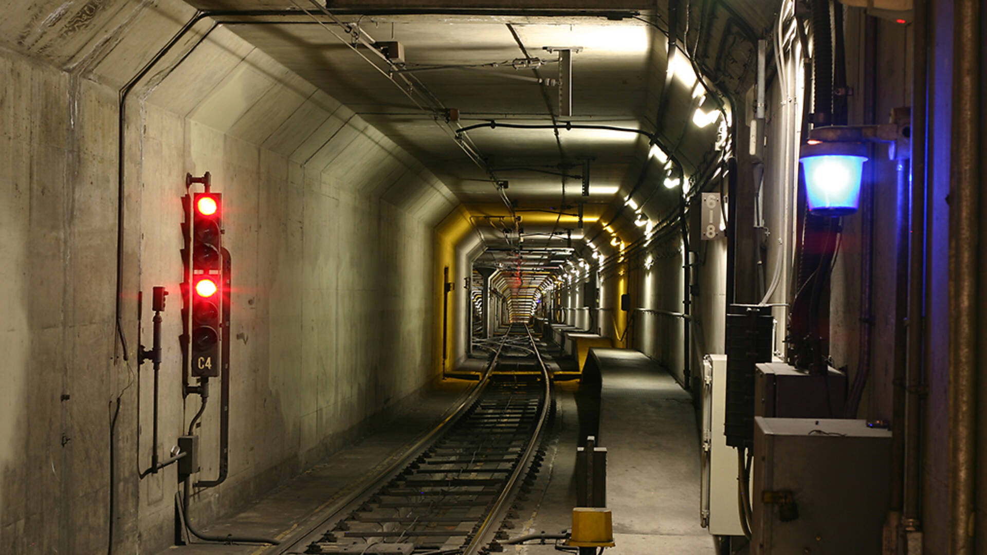 21 eerie photos of the empty NYC subway
