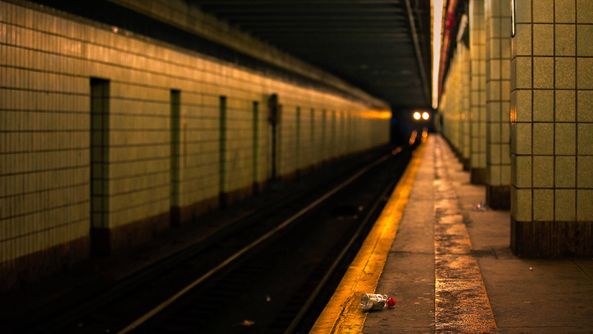 21 eerie photos of the empty NYC subway