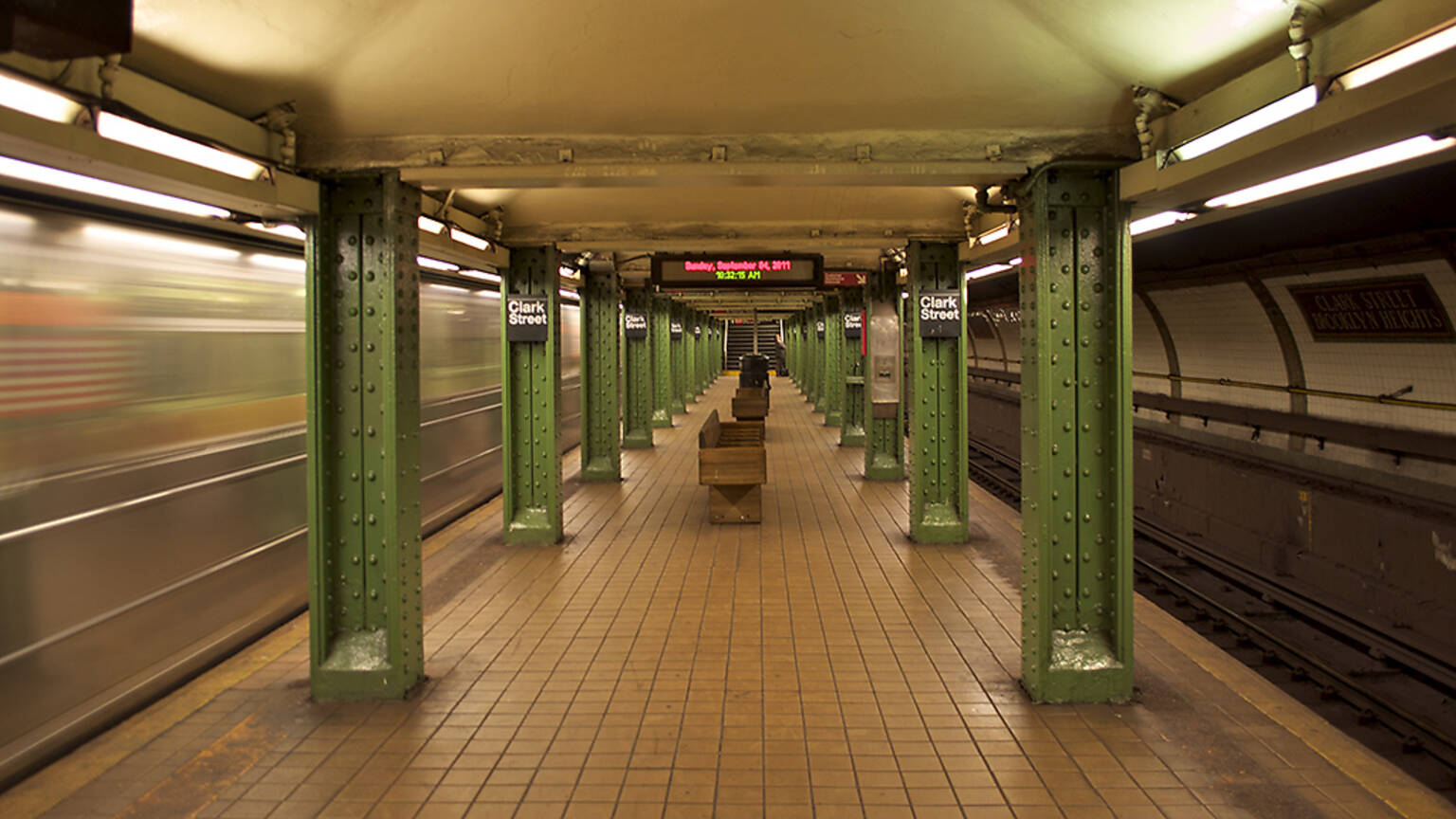 21 eerie photos of the empty NYC subway