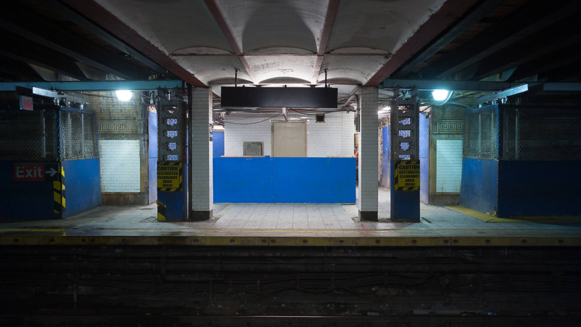 21 eerie photos of the empty NYC subway