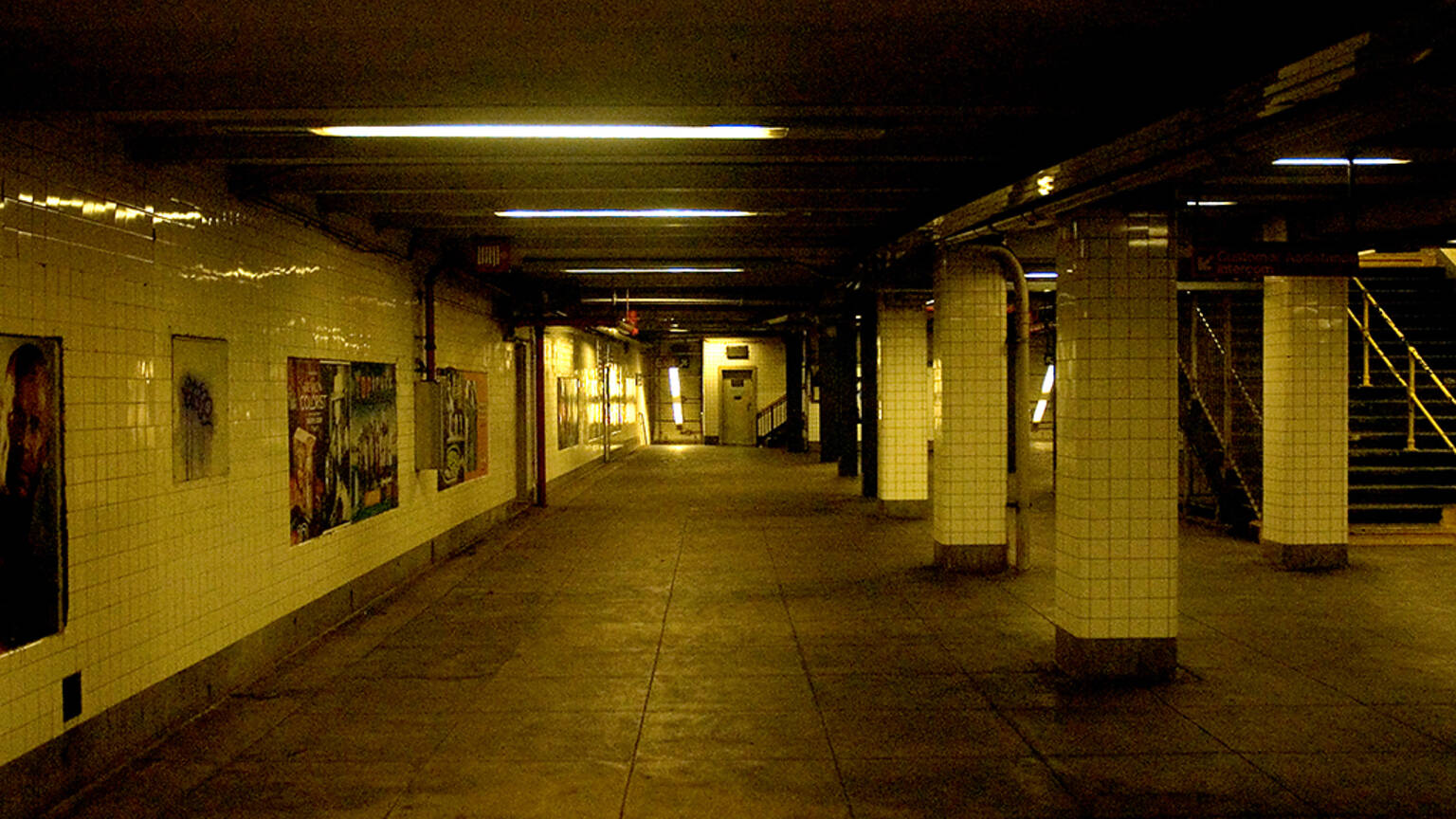 21 eerie photos of the empty NYC subway