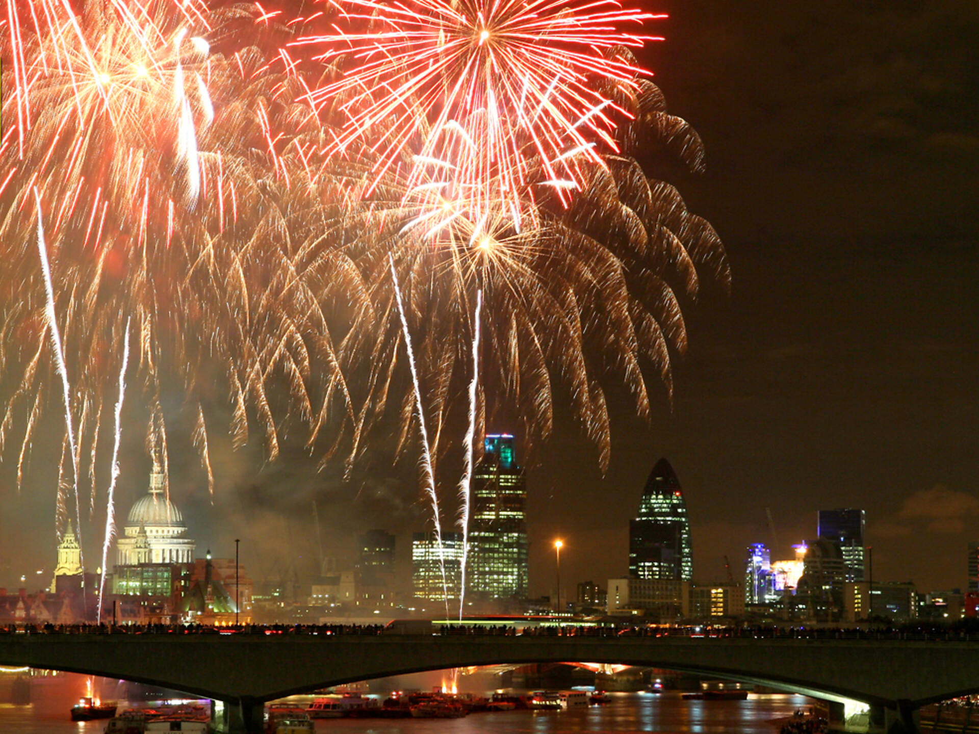 25 stunning photos of fireworks in London – Bonfire Night in London ...