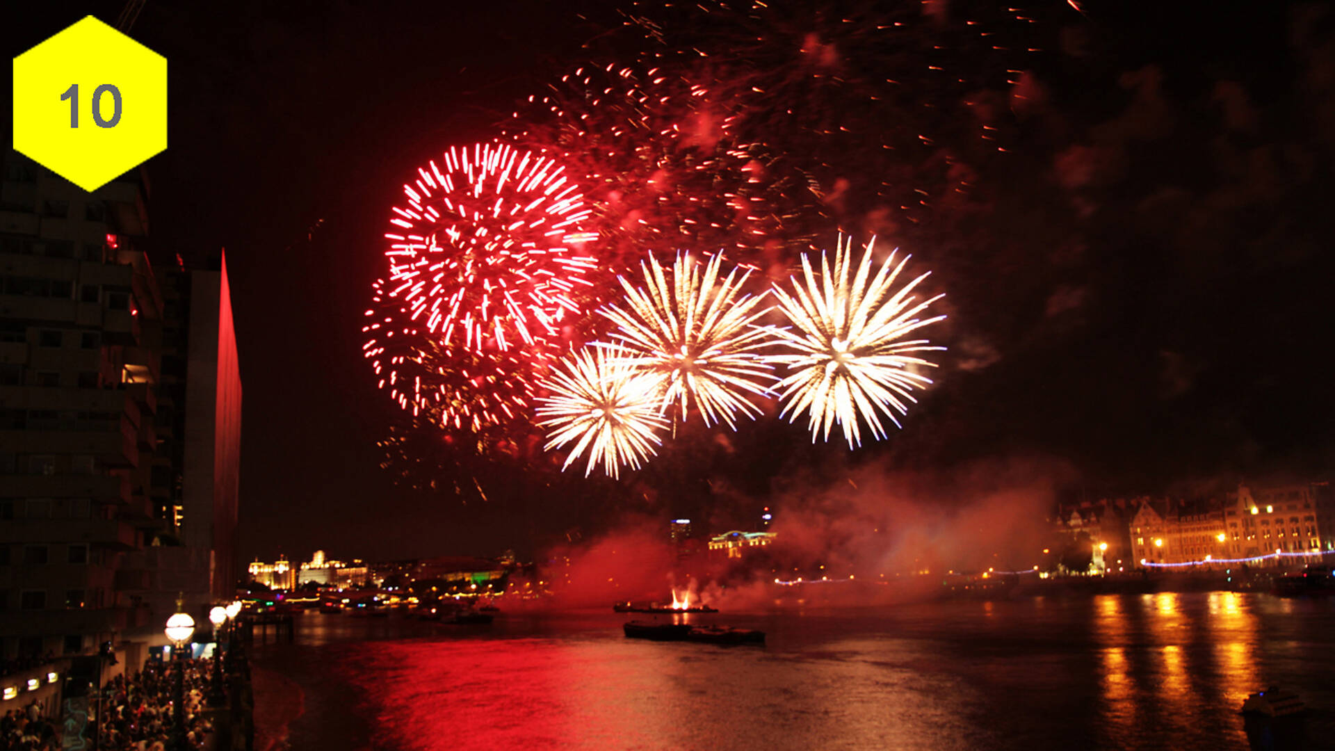 25 stunning photos of fireworks in London – Bonfire Night in London ...