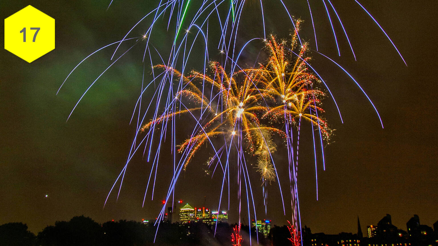 25 stunning photos of fireworks in London – Bonfire Night in London ...