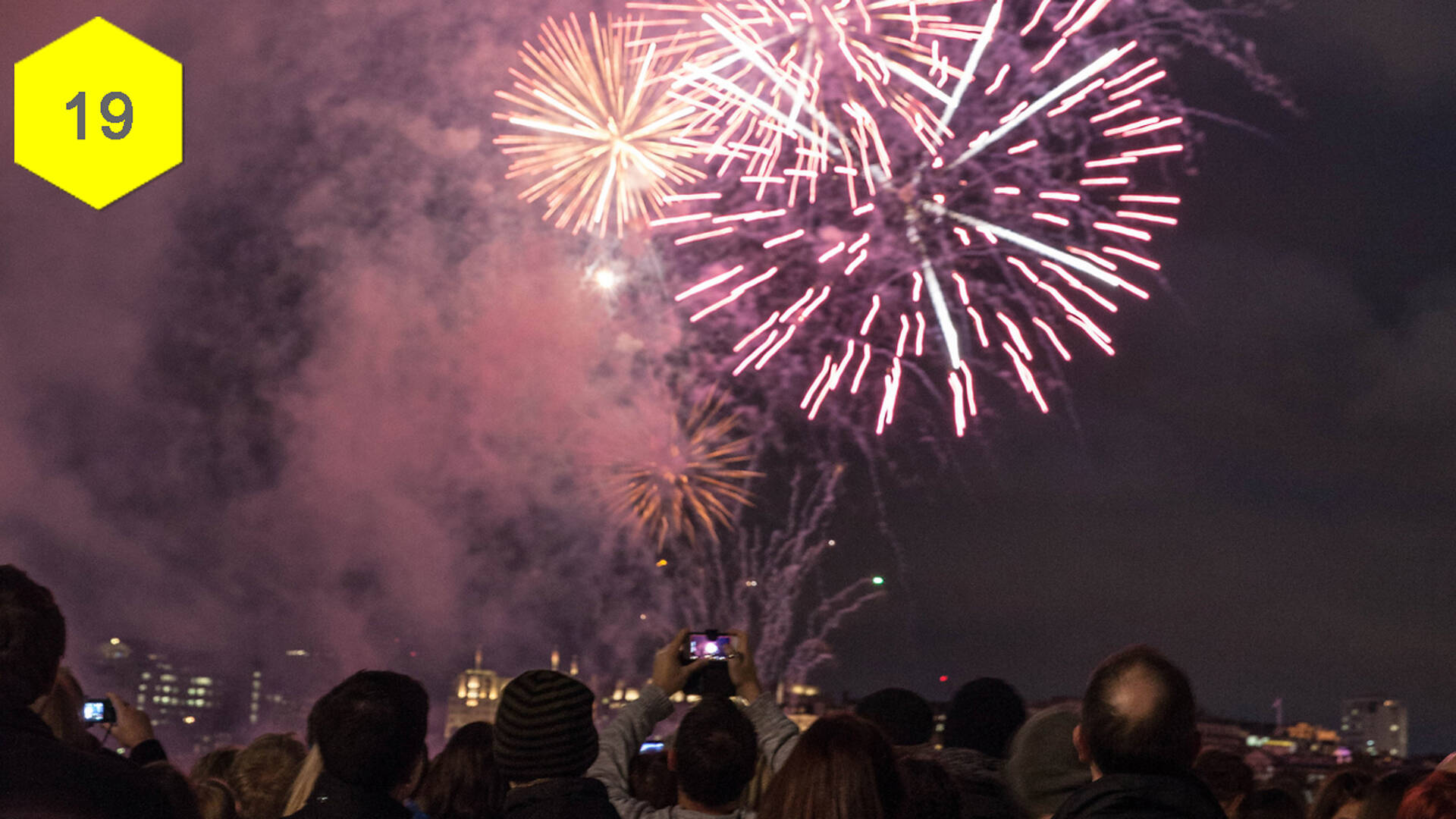 25 stunning photos of fireworks in London – Bonfire Night in London ...